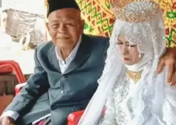 ذوق عجیب پیرمرد 103 ساله در روز عروسی با دختر 27 ساله عکس