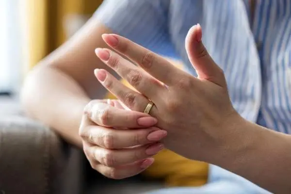 اظهارات عجیب زن جوان در دادگاه شوهرم هم خودش به من خیانت می کند هم از