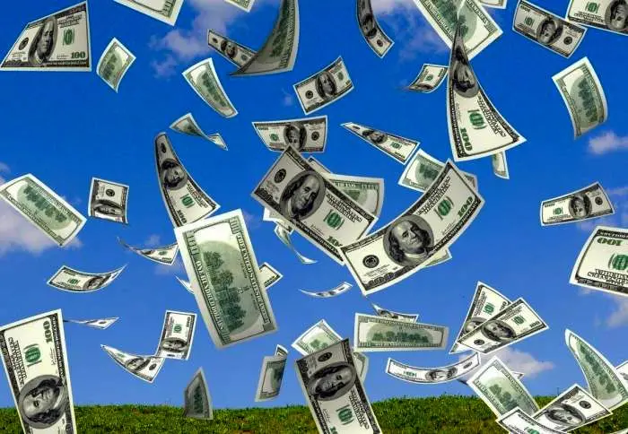 بارش پول از آسمان به واقعیت پیوستسرانجام زنی که بیشترین پول‌ها را جمع کرد