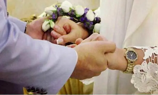 قیافه گریه دار این پسربچه در ازدواج اجباری با این پیرزن عکس